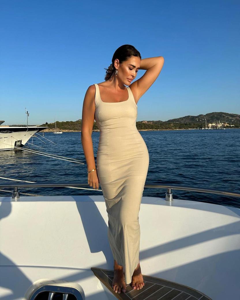 El vestido efecto tipazo de Vicky Martín Berrocal arrasa en Bershka y ...