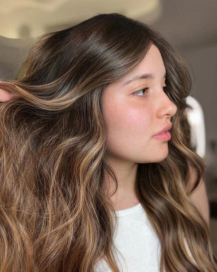 10 tipos de mechas para morenas tendencia en 2024 que no pararán de pedir las mujeres de 50 en ...