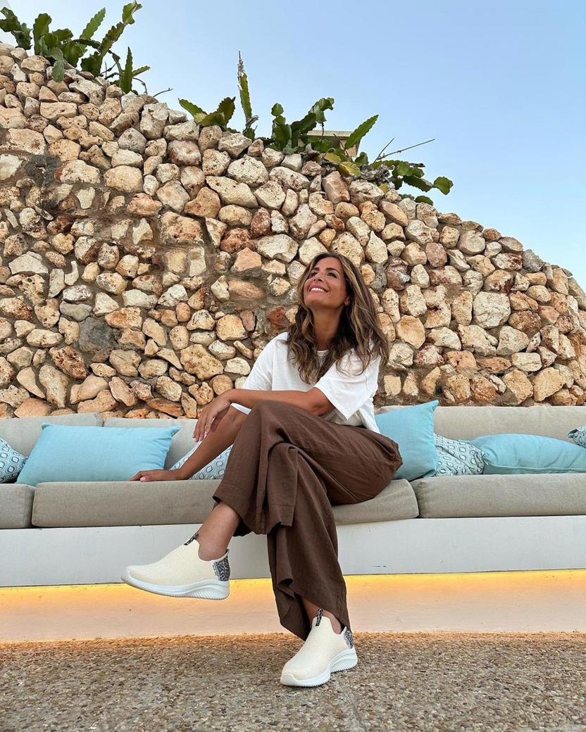 El look de Nuria Roca con Skechers: cómodo, estiloso y funcional ...