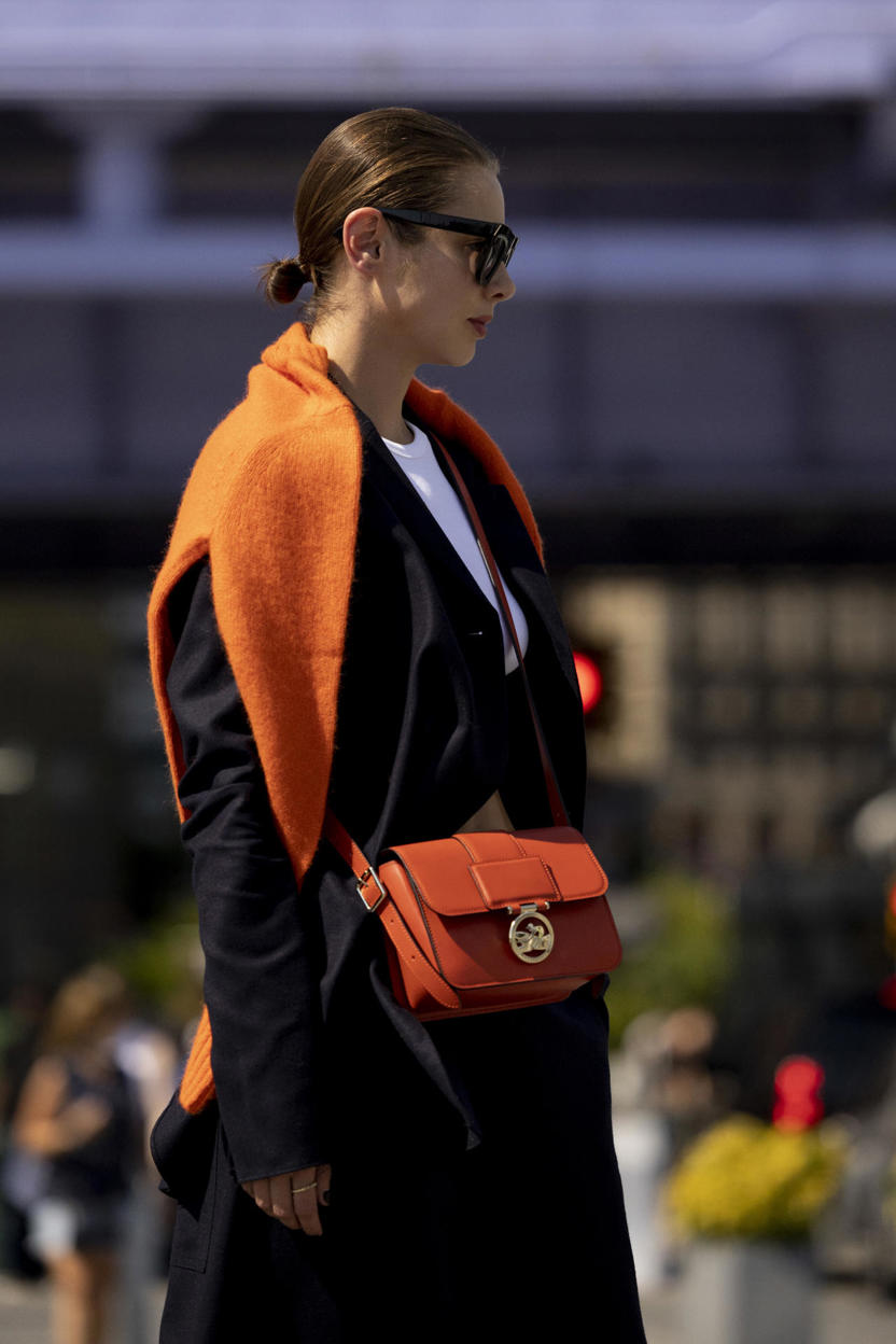 Cómo llevar el jersey en invierno según las pijas: sobre los hombros ...