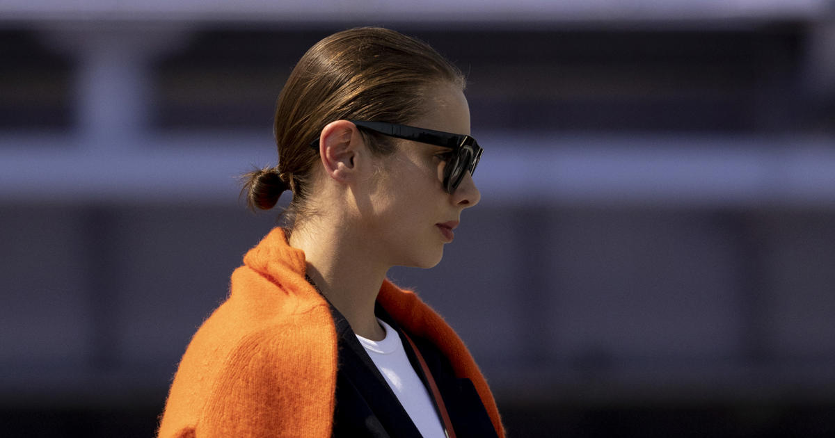 Cómo llevar el jersey en invierno según las pijas: sobre los hombros ...