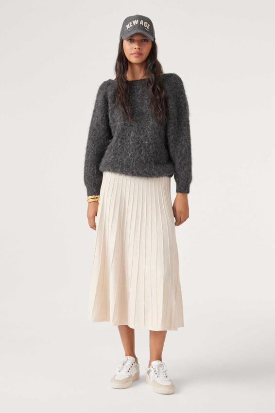 16 faldas midi de tablas que llevan las mujeres elegantes: de Zara ...