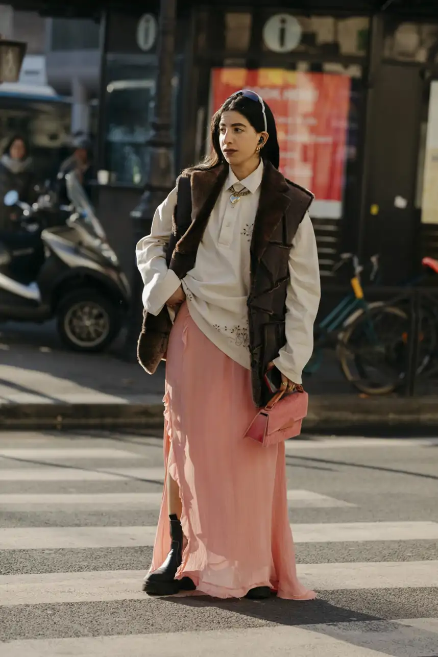 Colores que combinan con el rosa: looks para llevarlo de manera elegante