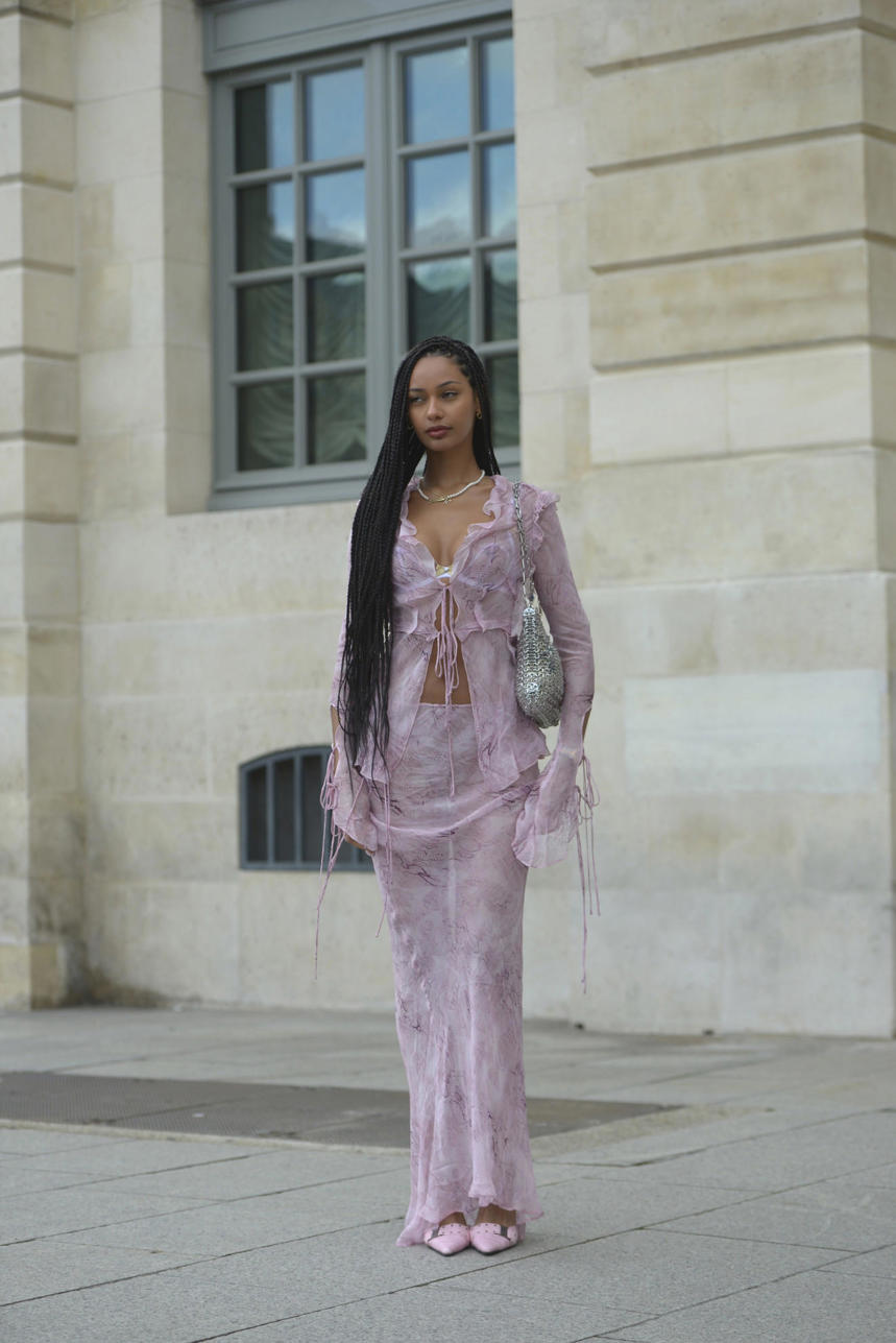 Colores que combinan con el rosa: looks para llevarlo de manera elegante