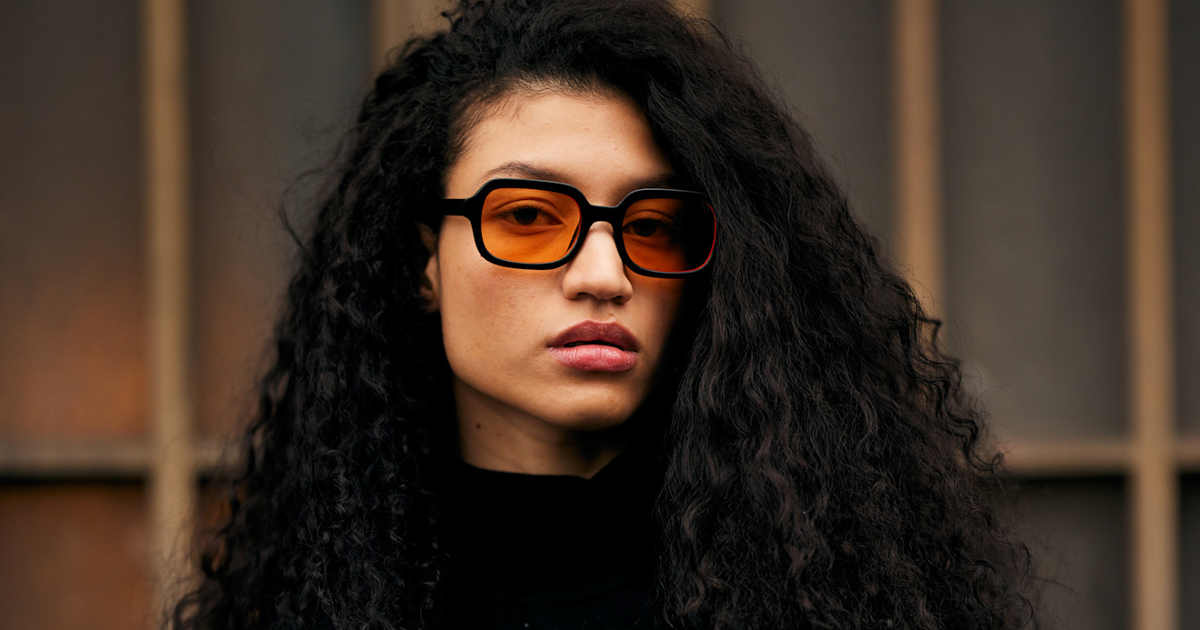 Yudy Hodelin, experta en método curly sobre la espuma de Zara Hair ...