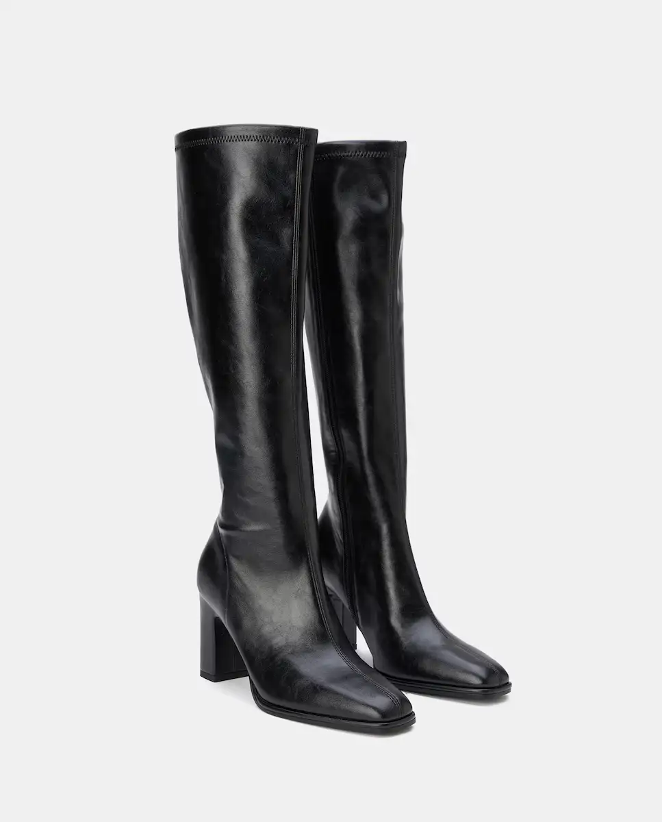 Las botas altas negras se llevan con pantalones pitillo en otoño ...