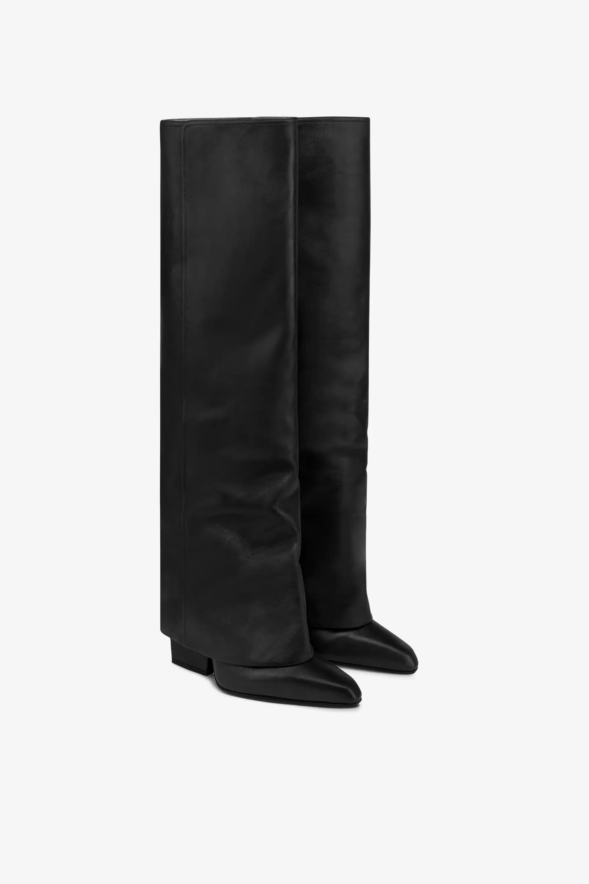 Las botas altas negras se llevan con pantalones pitillo en otoño ...