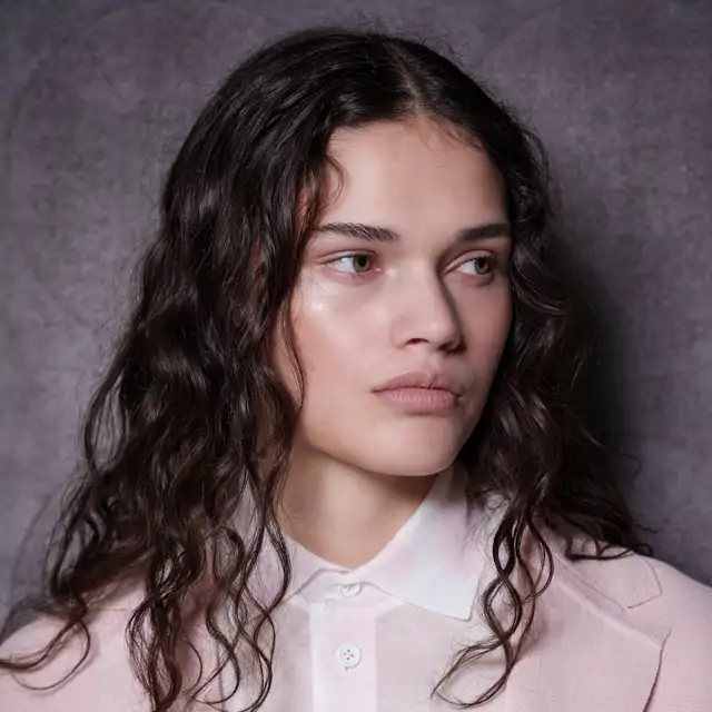 Colores que combinan con el rosa: looks para llevarlo de manera elegante