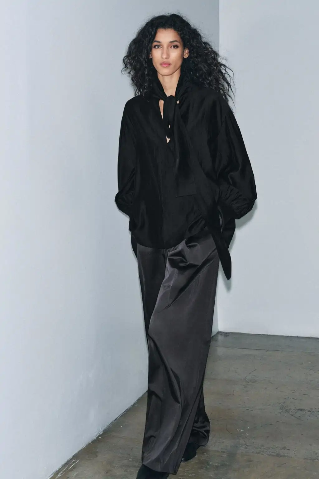 Zara reinventa el look preppy: 5 blusas con lazada de rebajas de enero ...