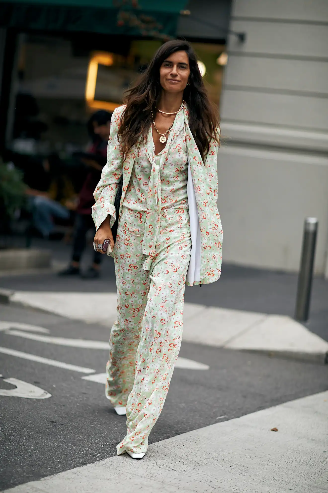 10 blusas de Mango primaverales con colores que rejuvenecen para llevar ...