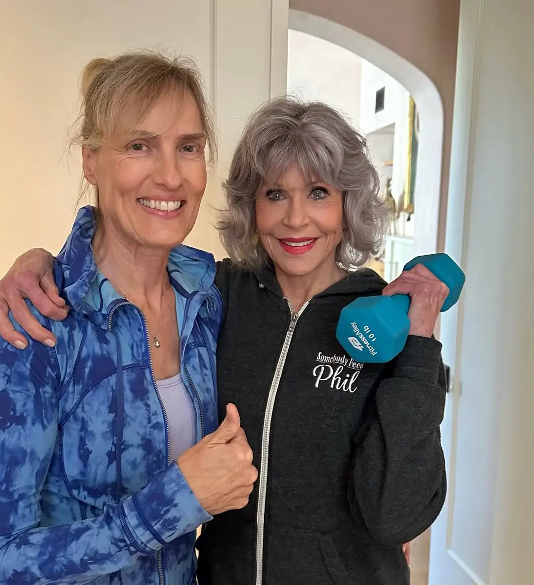 Jane Fonda, (88 años) y su entrenadora coinciden, así se entrena ...